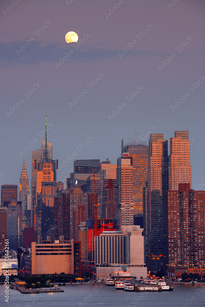 Fotografia do Stock: Manhattan Moon | Adobe Stock