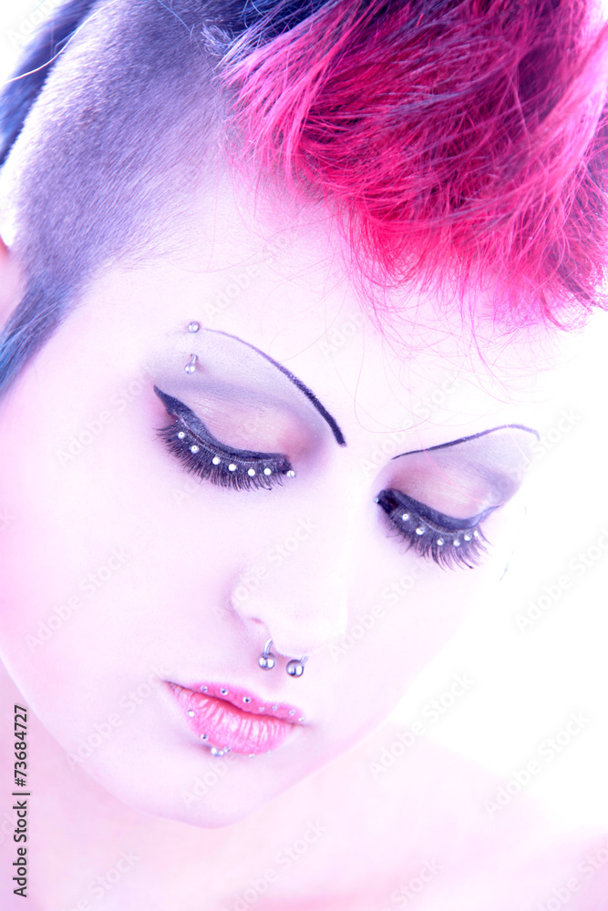Das Gesicht einer Frau mit Piercings und Nasenring glamourös Stock-Foto ...