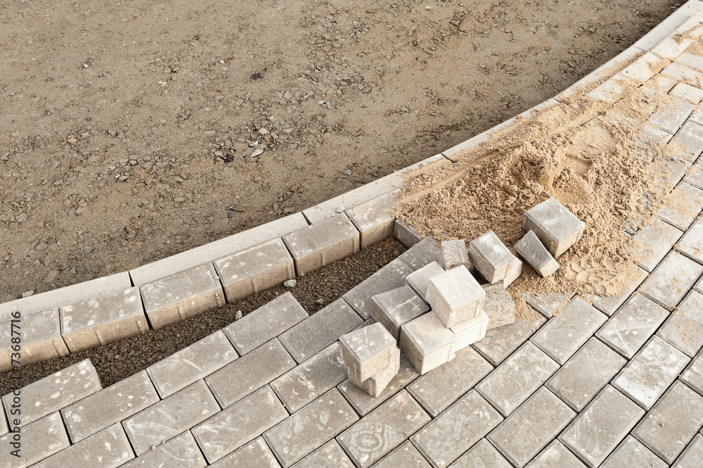 Strassenbau - Verlegung neuer Pflastersteine aus Beton Stock Photo ...