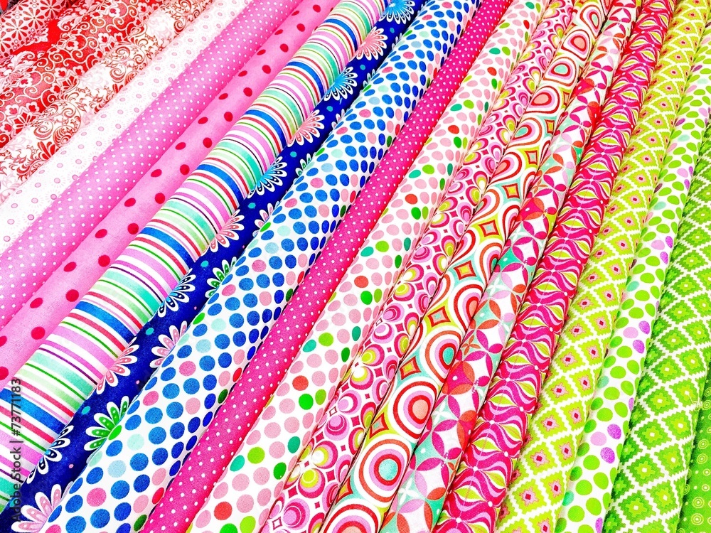 Foto Stock Bunte Stoffe im Stoffladen | Adobe Stock