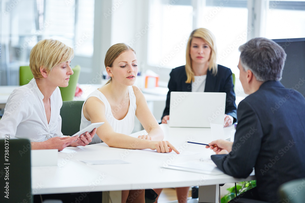 Verhandlung am Tisch im Büro Stock Photo | Adobe Stock