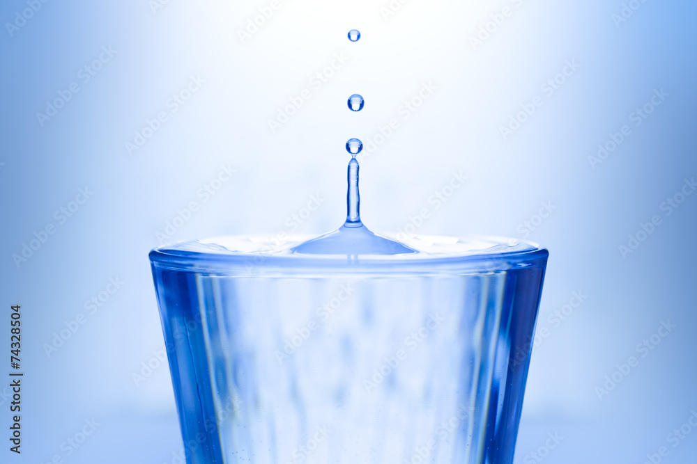 Foto Stock Bere un bicchiere d'acqua | Adobe Stock Foto Stock Bere un bicchiere d'acqua | Adobe Stock