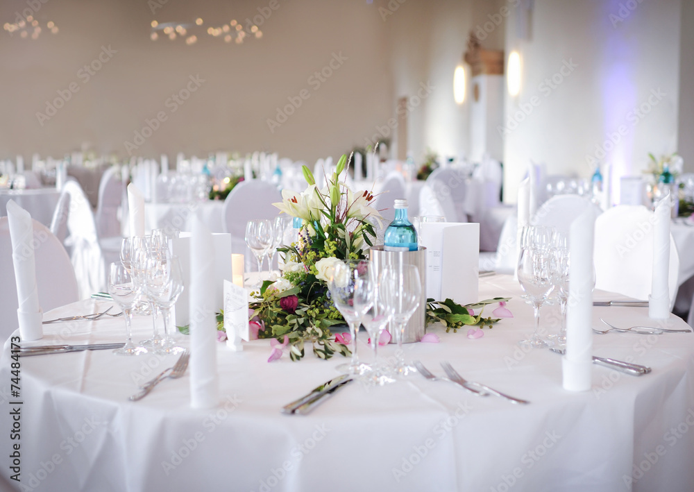 festlich gedeckter tisch Stock-Foto | Adobe Stock