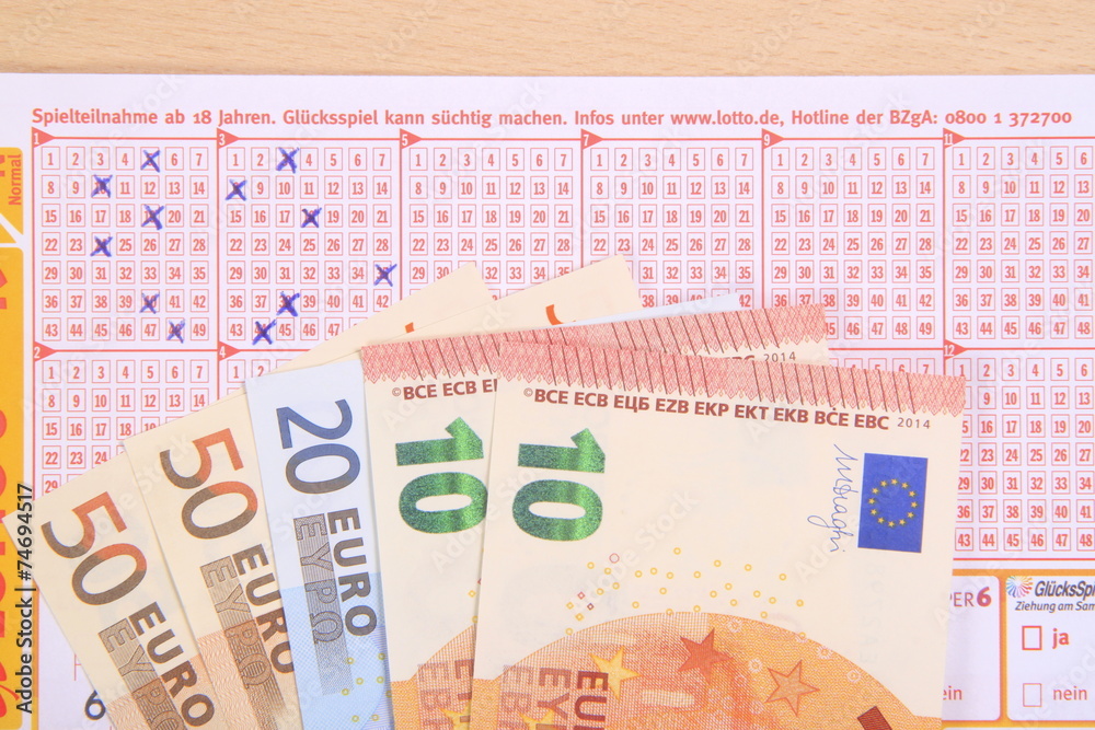 Lottoschein und Banknoten Stock-Foto | Adobe Stock
