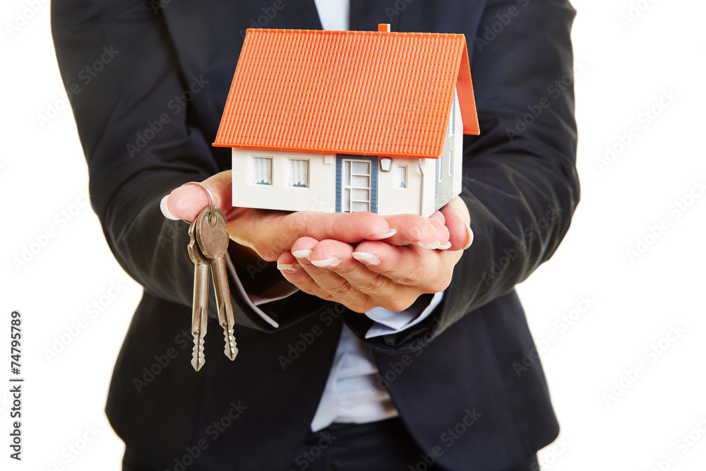 Hände vom Makler halten Haus und Schlüssel Stock Photo | Adobe Stock