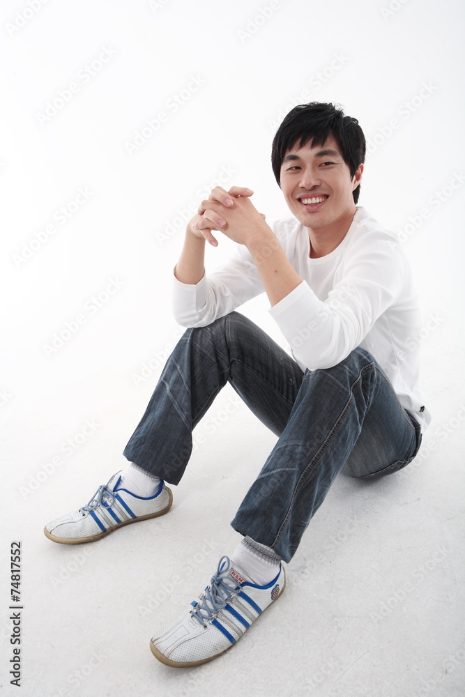 바닥에 앉은 채 미소 짓는 남자 Stock Photo | Adobe Stock