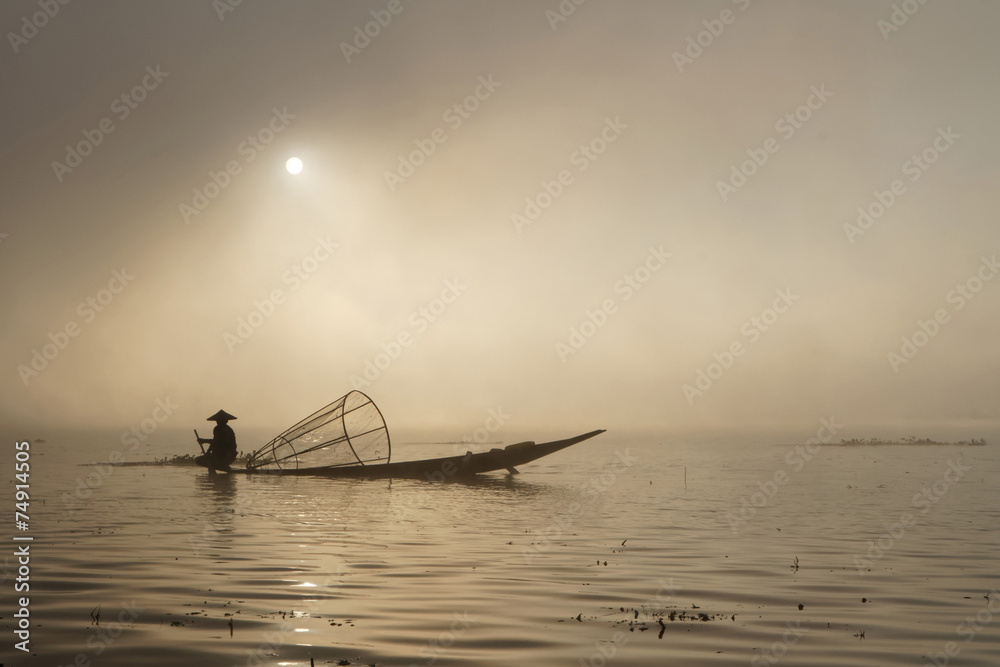 Barque et filet de pêcheur sortant de la brume, au Lac Inle Photos ...