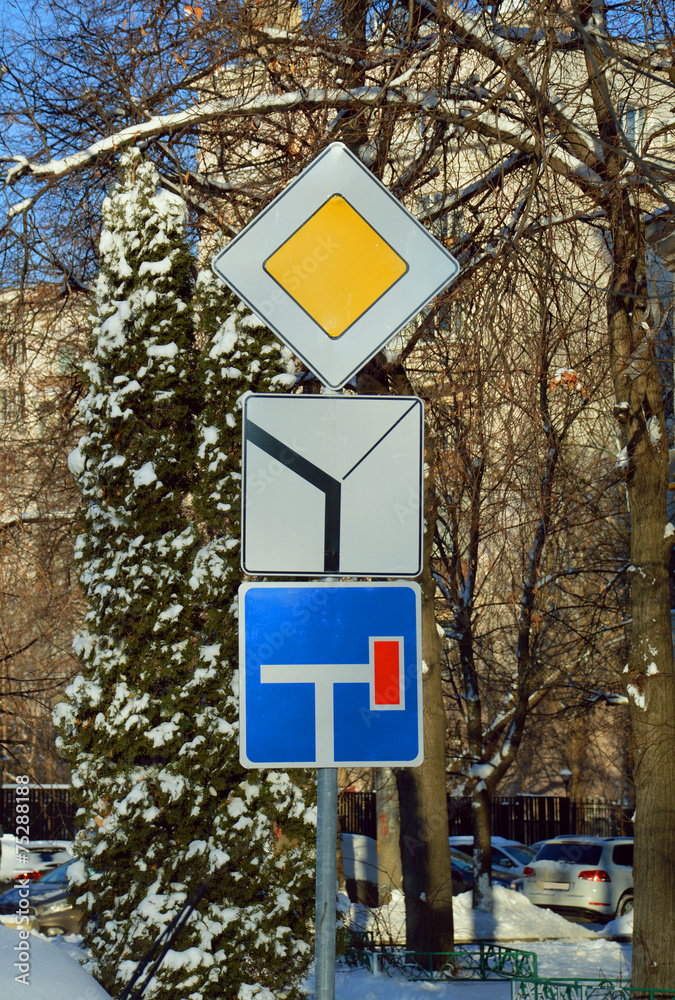 Знаки "Главная дорога", "Направление главной дороги", "Тупик" Stock 写真 ...