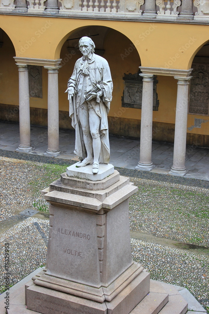 Denkmal für Alexander Volta im Hof der Universität von Pavia Stock-Foto ...