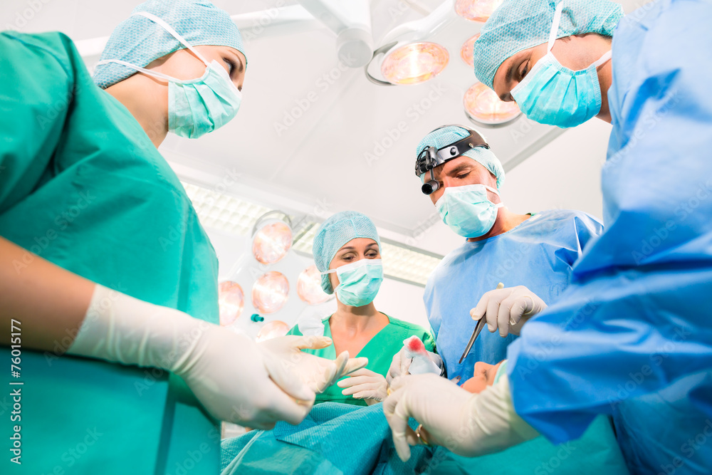 Chirurgen operieren in OP-Saal an Patienten Stock-Foto | Adobe Stock