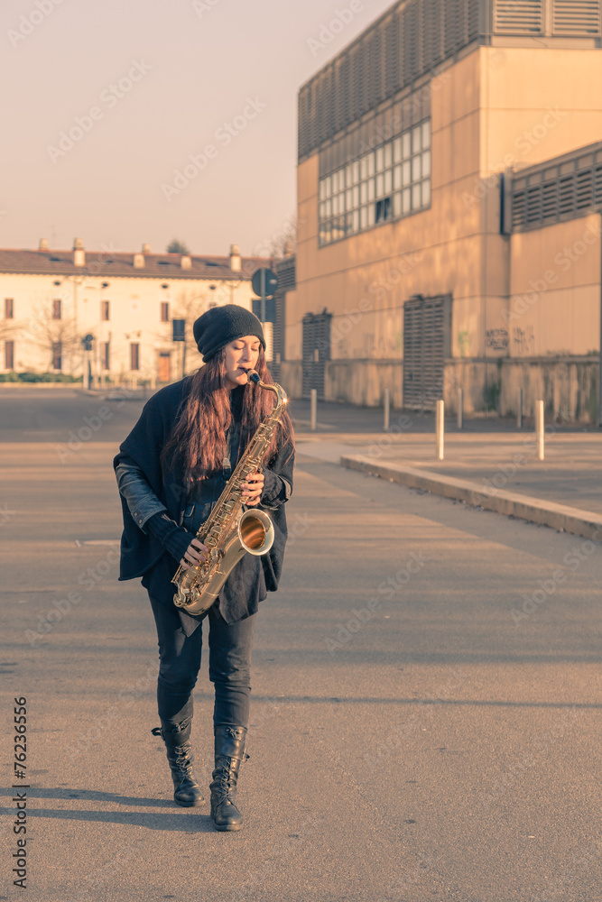 Beautiful young woman playing tenor saxophone Stock-Foto | Adobe Stock