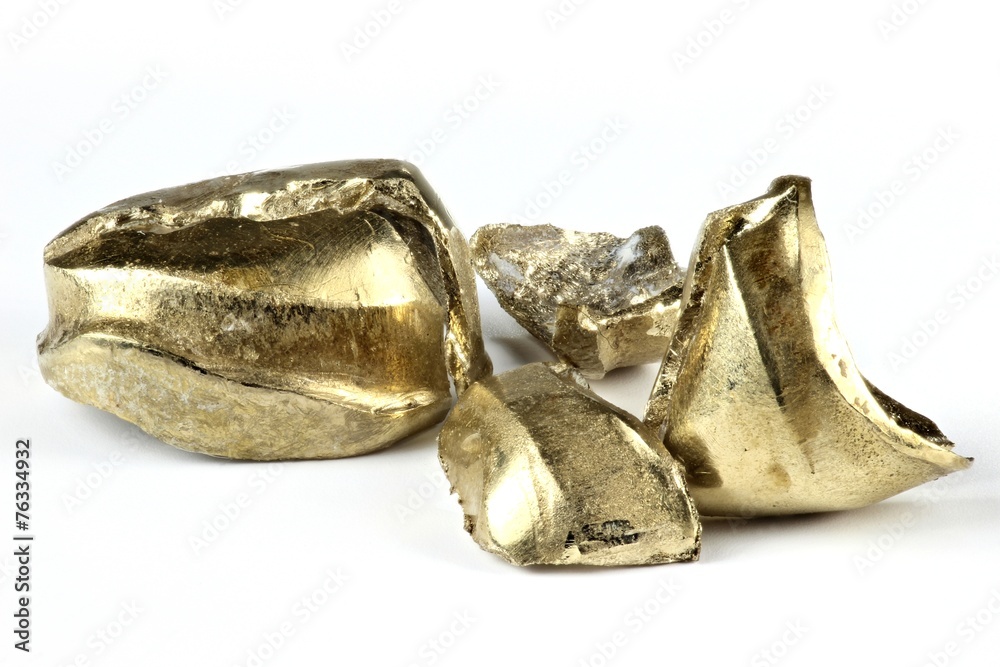 Zahngold isoliert auf weißem Hintergrund Stock Photo | Adobe Stock