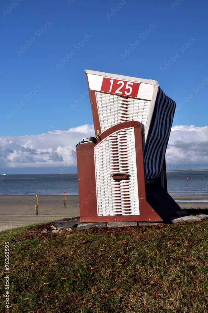 Der weiße Strandkorb am Meer. Der Strandkorb mit den Strandkorbnummer ...