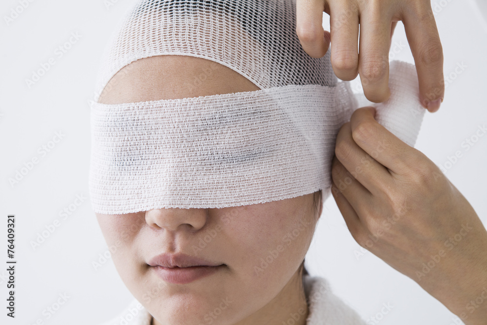 Women bandaged eyes Stock 写真 | Adobe Stock