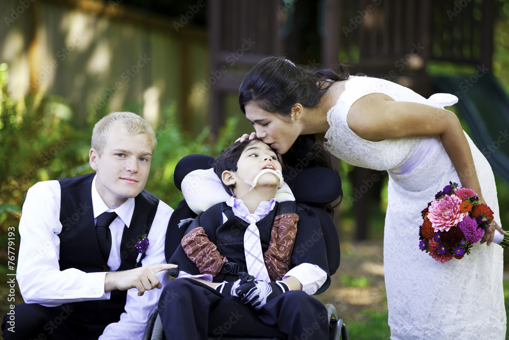 Biracial bride kissing her little brother on her wedding day. Ch Stock ...
