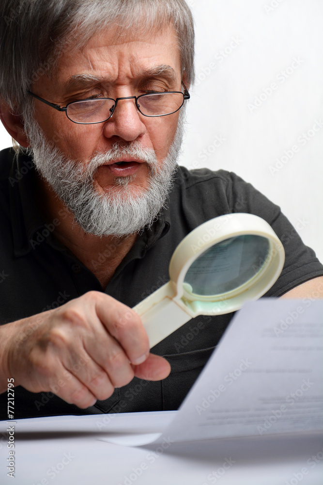 Rentner mit Lupe Stock Photo | Adobe Stock