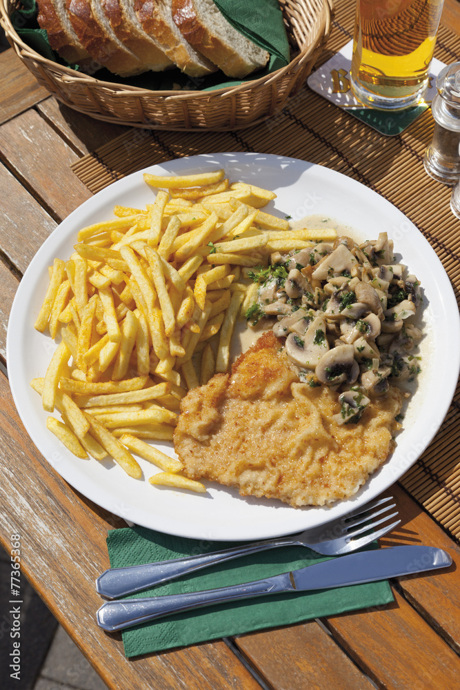 Schnitzel mit Champignons und Pommes frites in der Platte Stock Photo ...