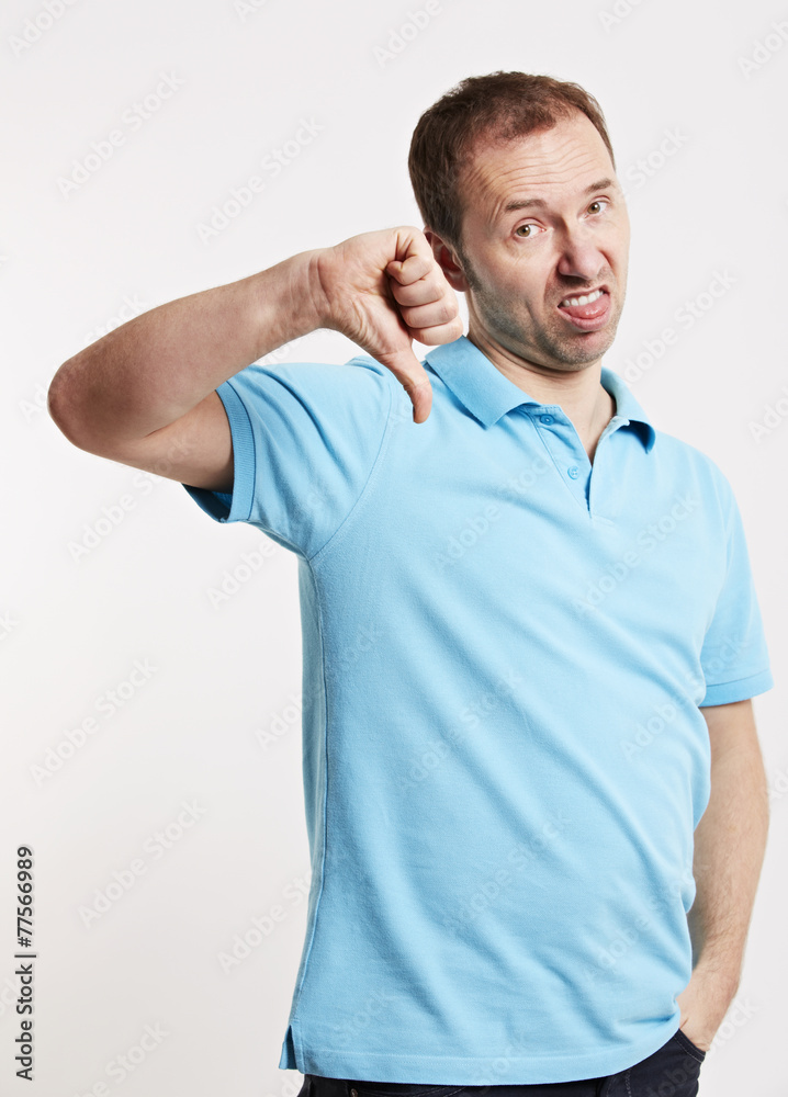 Mann zeigt Daumen runter 2 Stock-Foto | Adobe Stock