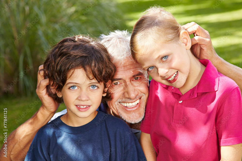 Großvater mit Enkeln im Garten Stock Photo | Adobe Stock