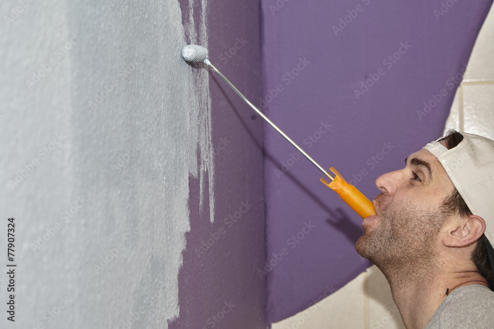 Lustiger Handwerker beim renovieren und streichen Stock Photo | Adobe Stock