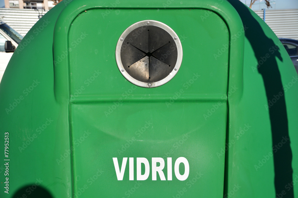 Foto de contenedor verde para el reciclaje de envases de cristal do ...