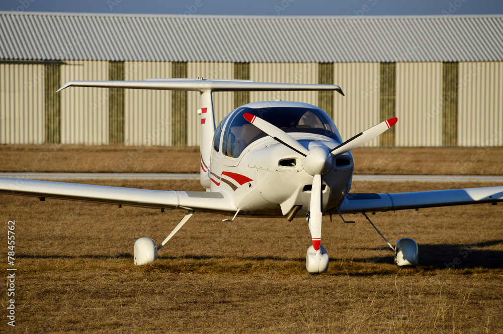 Propellerflugzeug am Flughafen Stock-Foto | Adobe Stock