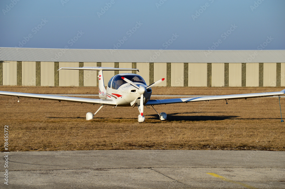 Propellerflugzeug am Flughafen Stock-Foto | Adobe Stock
