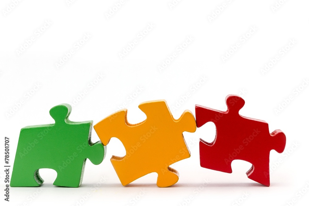 Drei ineinander passende Holz-Puzzleteile foto de Stock | Adobe Stock