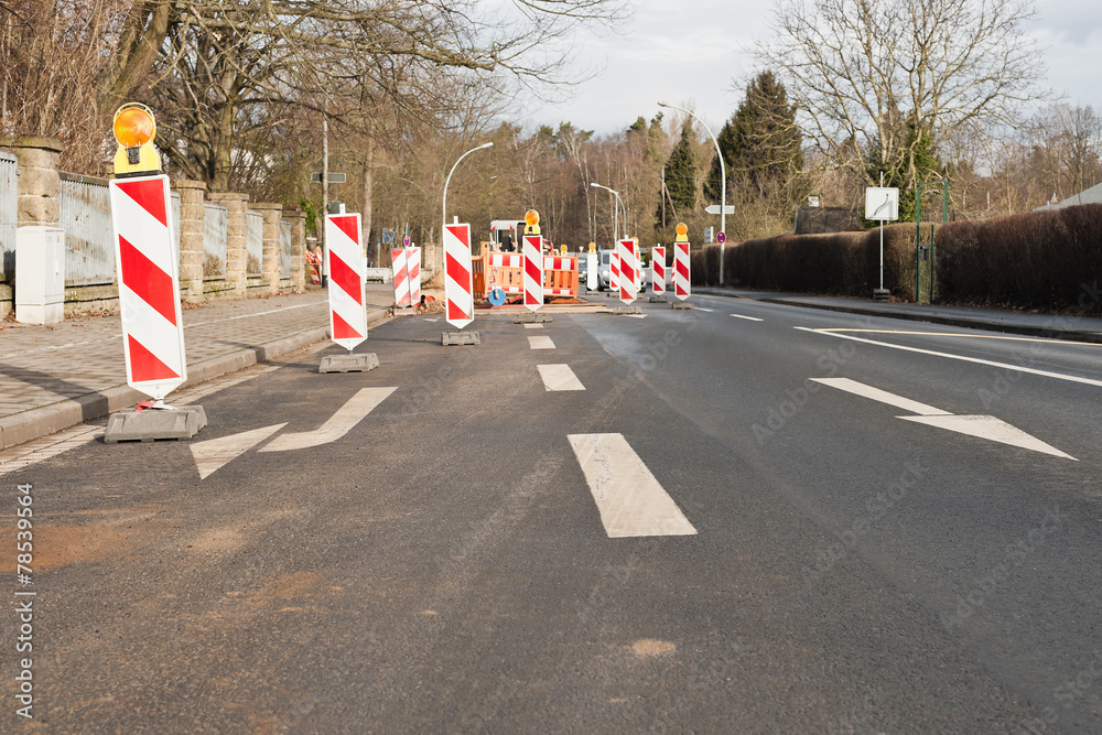 Strassenbau - Halbseitige Sperrung einer Strasse Stock-Foto | Adobe Stock