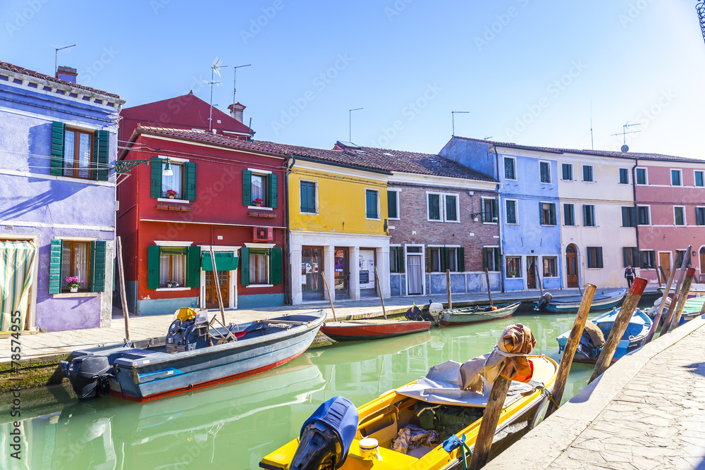 Colori e architettura dell'isola di Burano (Venezia) Stock Photo ...