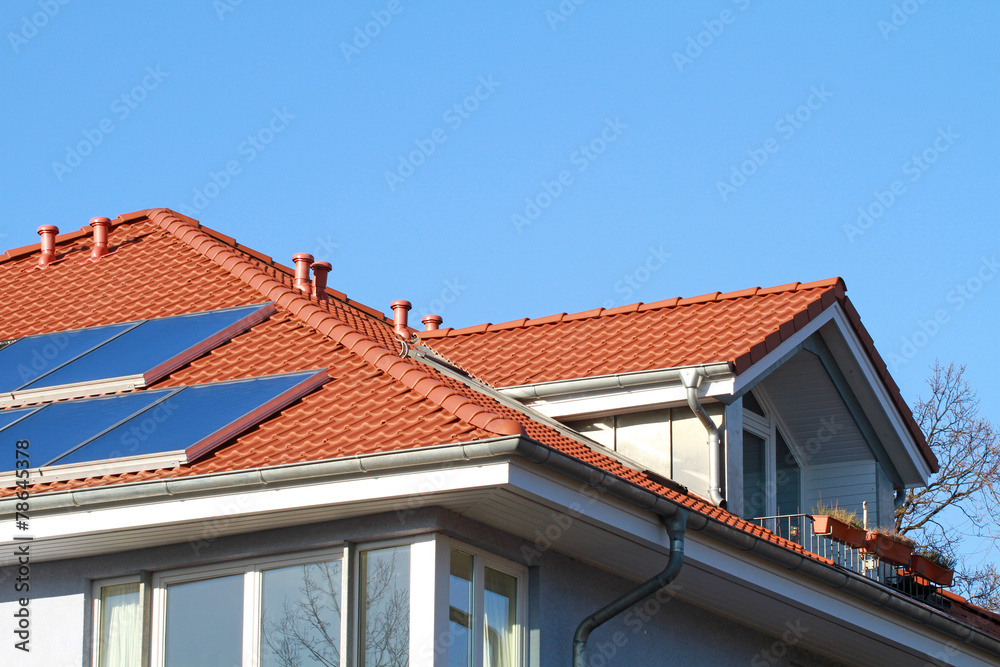 Walmdach mit Gaube und Solaranlage foto de Stock | Adobe Stock