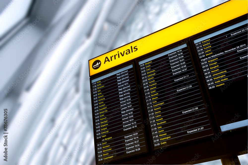 Foto de Check in, Airport Departure & Arrival information board sign do ...