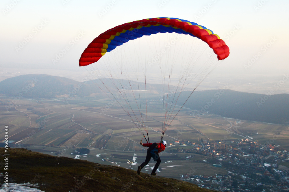 Paragleiter beim Starten Stock-Foto | Adobe Stock