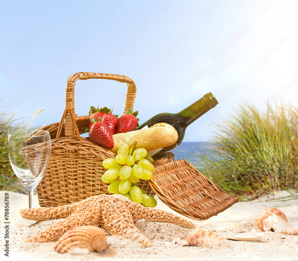 Picknick am Strand Stock-Foto | Adobe Stock