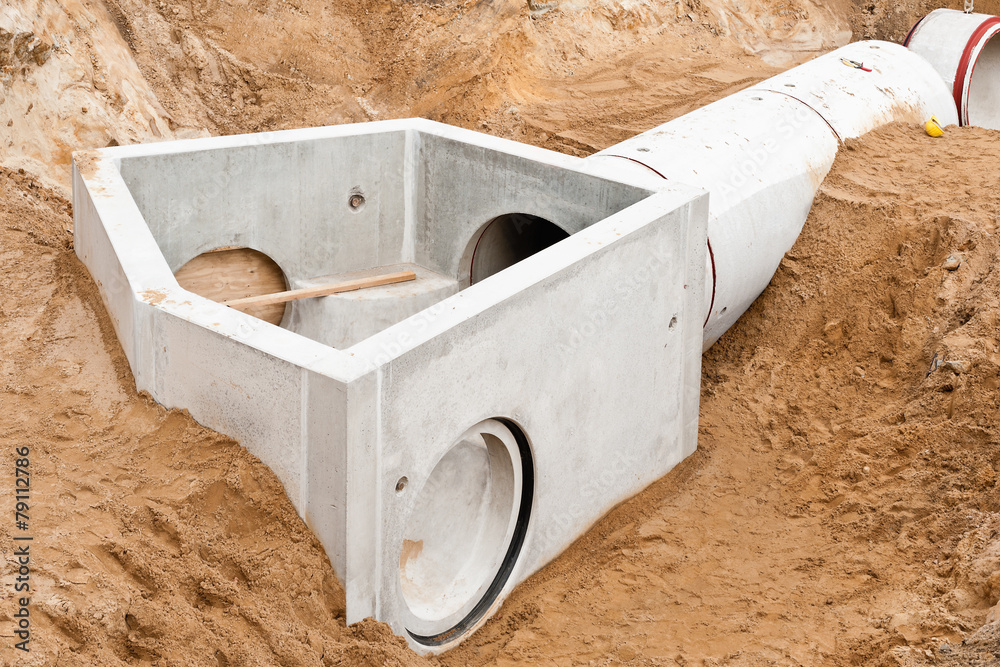 Kanalbau - grosse Kanalrohre aus Beton und ein Kanalschacht Stock Photo ...