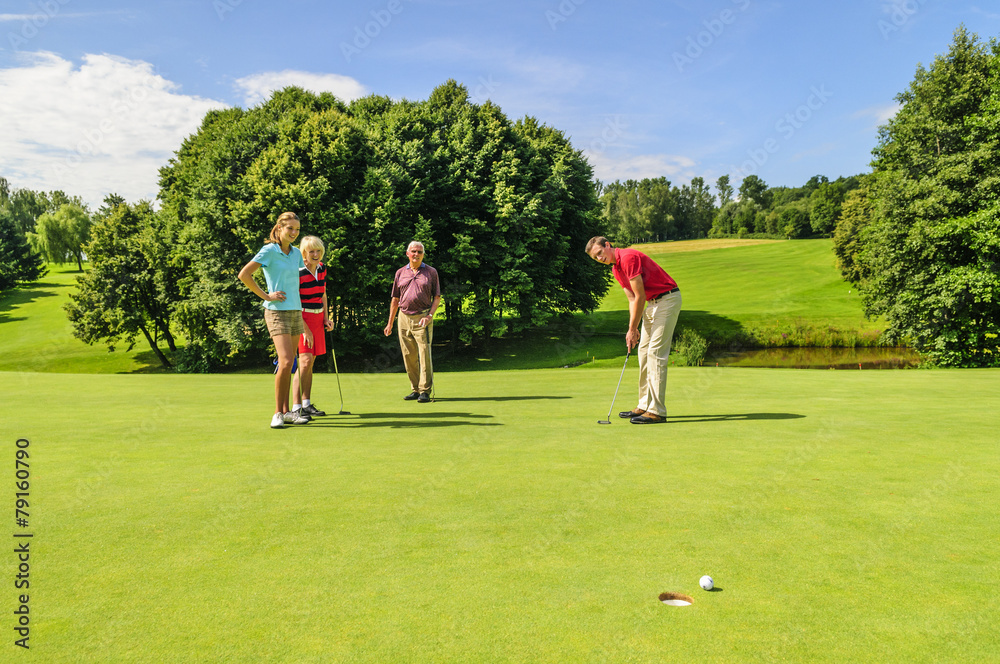 Putten beim Golf Stock-Foto | Adobe Stock