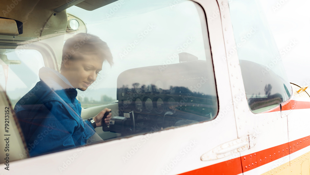 Foto Stock Young woman airplane pilot, view through the window. | Adobe ...