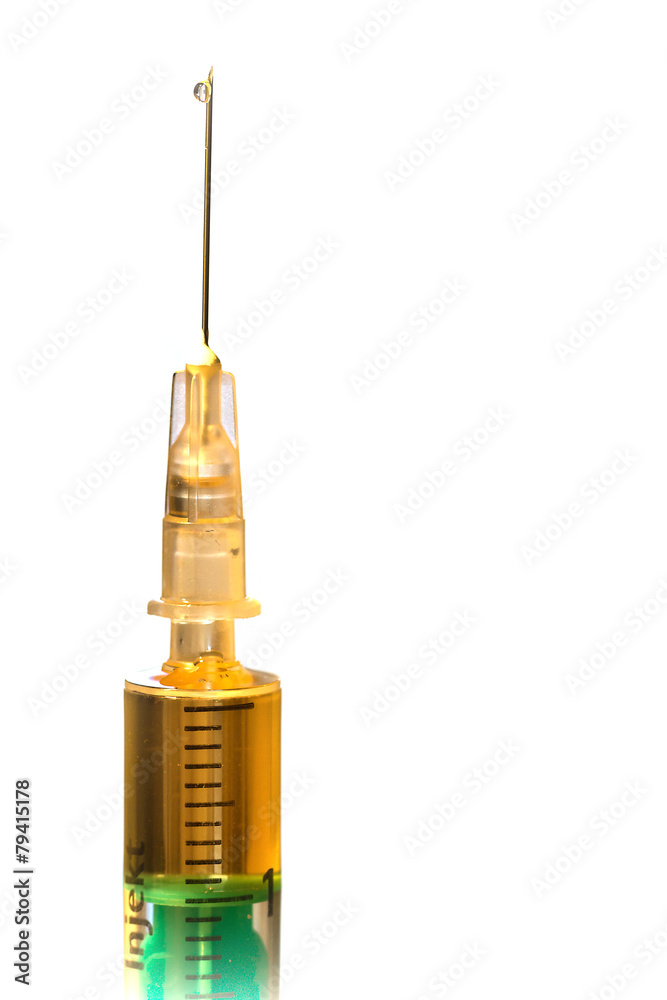 Drogen: Die Spritze mit der Nadel ist bereit Stock Photo | Adobe Stock