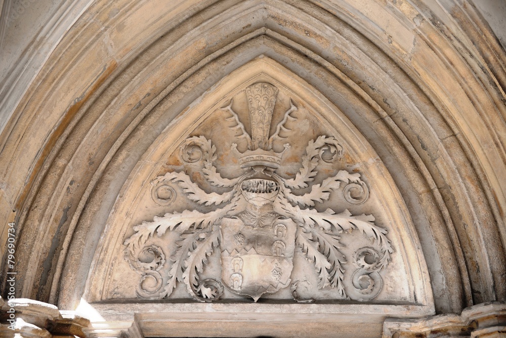 Foto de Gothic arch with coat of arms do Stock | Adobe Stock