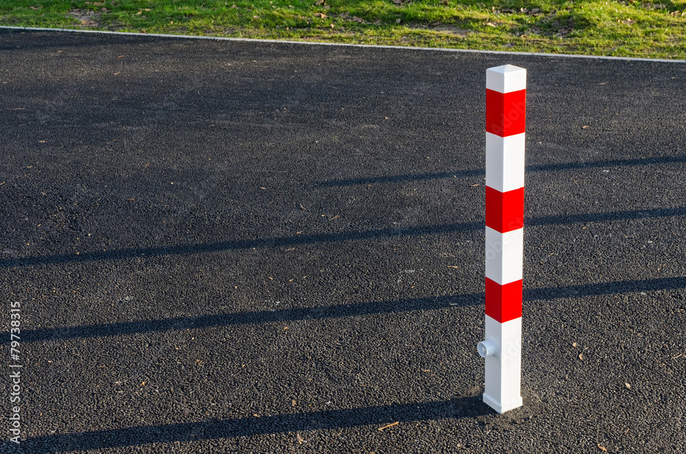 Foto de reflective traffic bollard guarding an entrance to a street do Stock | Adobe Stock