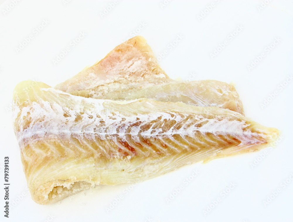 filet de morue salée isolé fond blanc foto de Stock | Adobe Stock