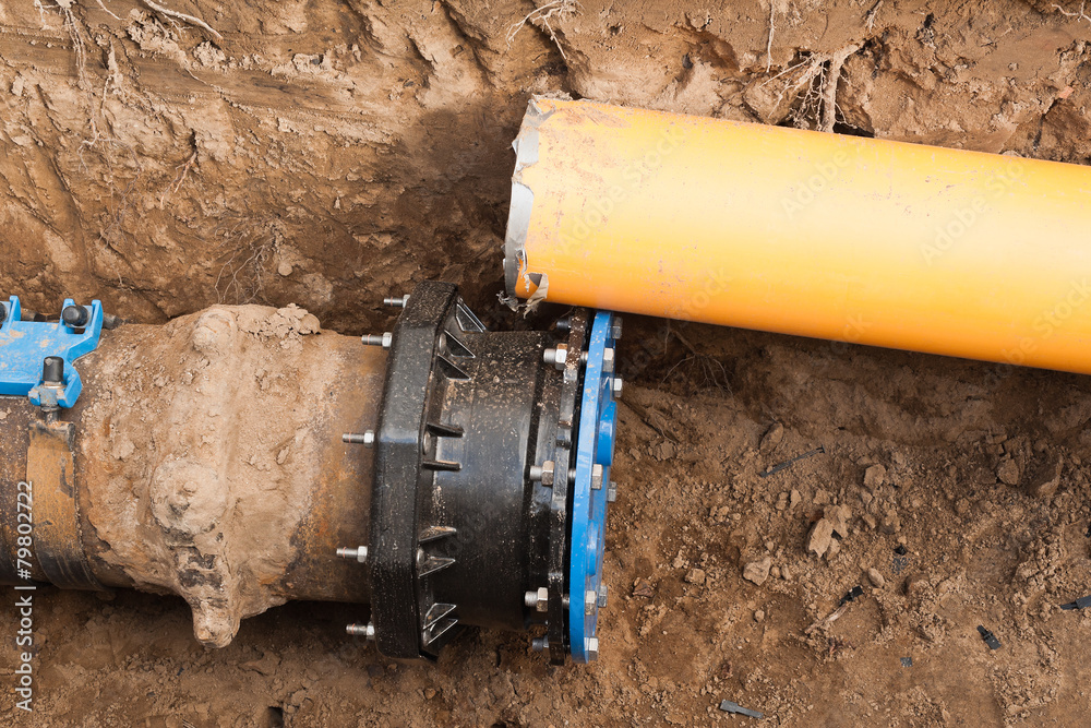 Vorbereitungen - neue PE-Gasleitung an alte Stahl-Gasleitung Stock-Foto ...