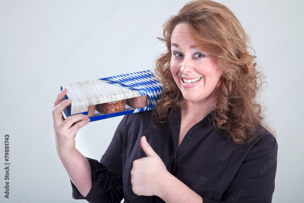 Frau präsentiert Wurst mit Daumen hoch Porträt Stock Photo | Adobe Stock