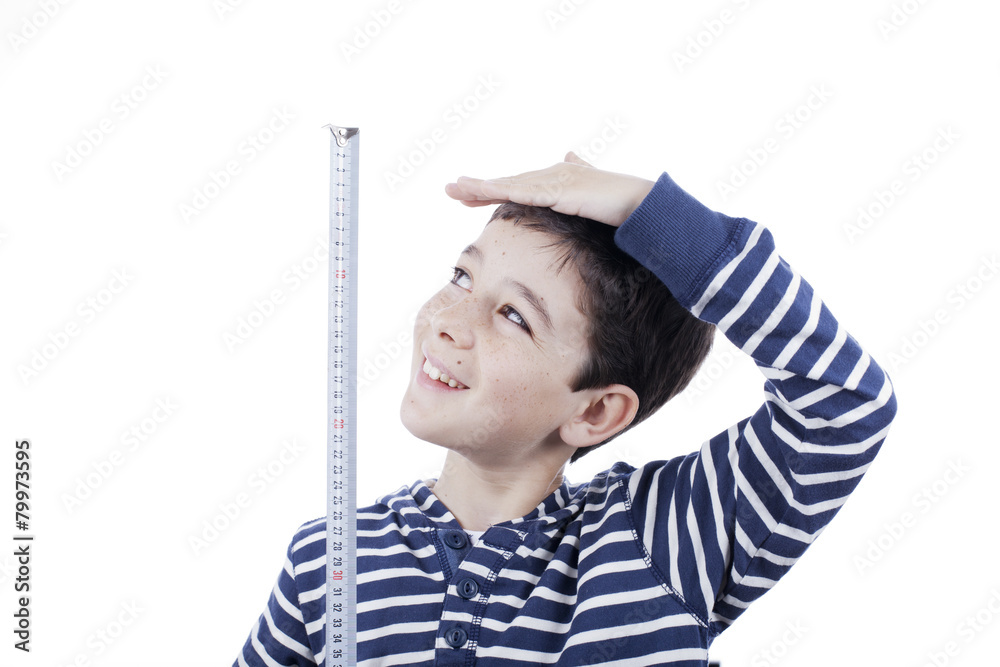 Niño midiéndose con un metro Stock Photo | Adobe Stock