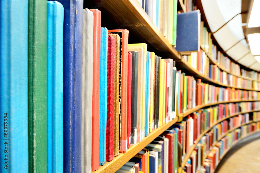 Round bookshelf in public library Stock-Foto | Adobe Stock
