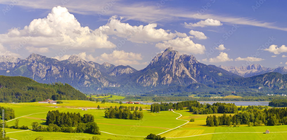 Panorama Landschaft in Bayern mit Berge der Alpen bei Füssen Stock-Foto ...