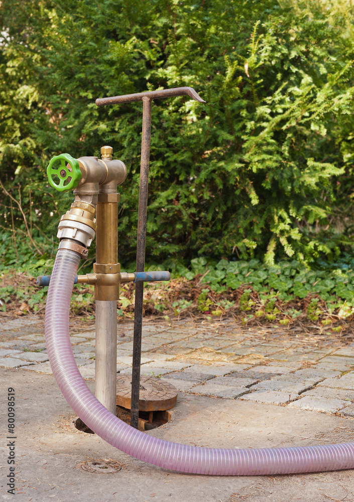 Ein Standrohr mit Hydrantenschlüssel an einem Unterflurhydranten Stock ...