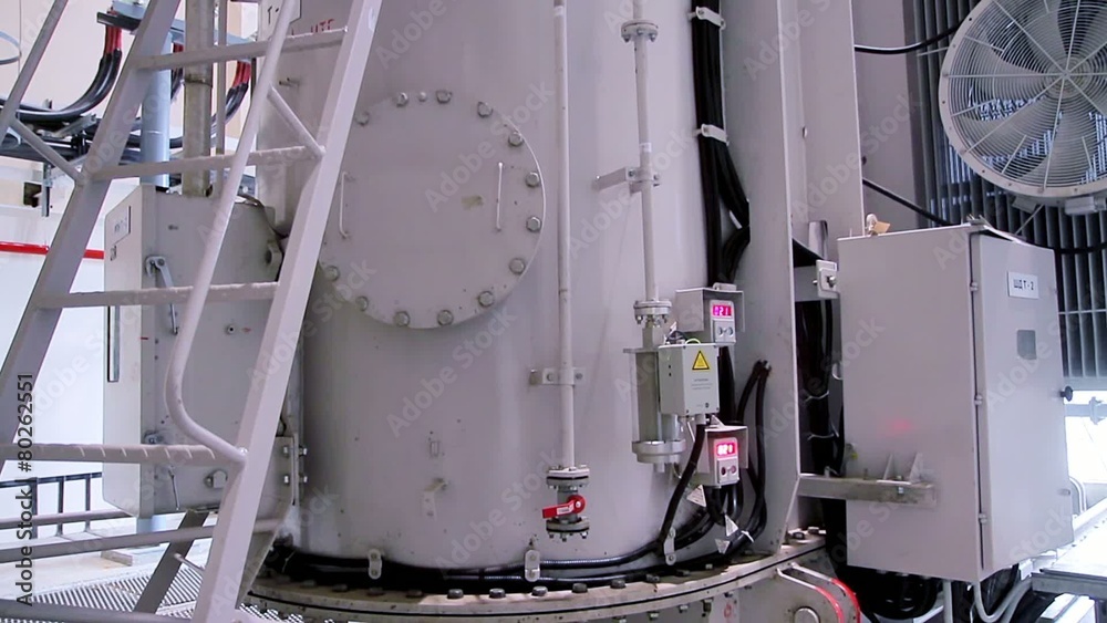 Power transformer inside an electrical substation building Stock 비디오 ...