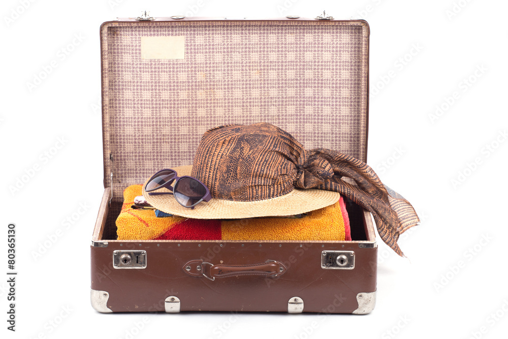 offene Vintage Koffer mit Kleidung Stock Photo | Adobe Stock