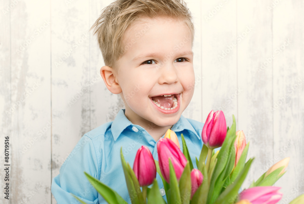 lachendes Kind mit Blumen Stock-Foto | Adobe Stock